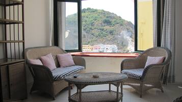 Apartamento, 2 quartos (5 pax) | Sala | Televisor LCD de 32 polegadas com canais via satélite, televisor