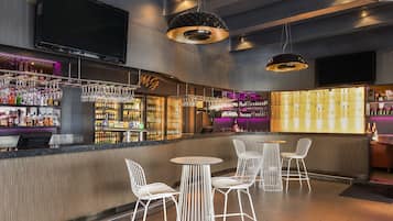 Ao ar livre, serve café da manhã, almoço e jantar