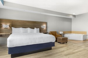 Suite, 1 cama king-size, acessível, banheira de hidromassagem (with Sofabed) | Camas de colchão pillowtop, secretária 