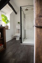 Casa superluxo | Banheiro | Roupões de banho, chinelos, toalhas de banho, sabonete
