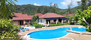 2 piscinas exteriores, espreguiçadeiras 