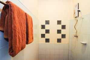 Quarto Deluxe | Casa de banho | Um polibã, artigos de higiene pessoal grátis, um secador de cabelo 