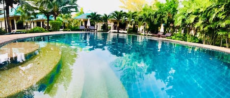 Piscina exterior, espreguiçadeiras