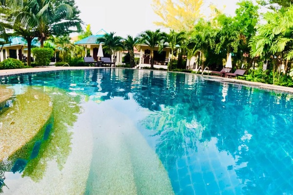 Piscina exterior, espreguiçadeiras