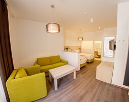 Quarto casal conforto | Roupas de cama antialérgicas, frigobar, cofres nos quartos, escrivaninha