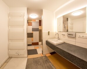 Apartamento Familiar, 2 quartos | Casa de banho | Artigos de higiene pessoal grátis, um secador de cabelo, chinelos 