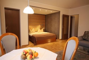 Quarto casal, 1 cama Queen, para não fumantes, sacada | Roupas de cama antialérgicas, frigobar, cofres nos quartos, escrivaninha
