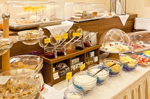 Café da manhã com buffet todos os dias mediante uma taxa