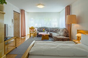 Cofres nos quartos, escrivaninha, Wi-Fi de cortesia, roupa de cama