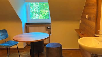 Apartamento, 3 quartos | Sala de estar | TV de ecrã plano