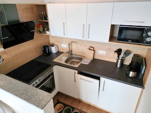 Ferienwohnung design | Cozinha privada | Geladeira, micro-ondas (mediante solicitação), cooktop