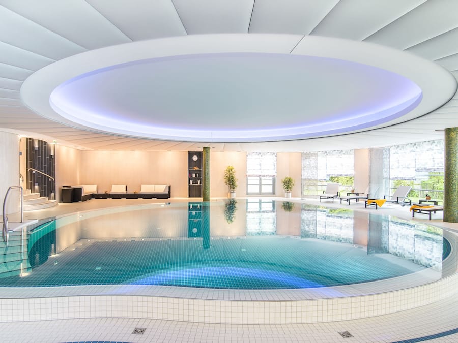 Piscina interna, espreguiçadeiras