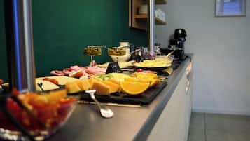 Café da manhã com buffet mediante uma taxa nos fins de semana