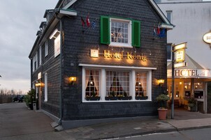 Um edifício com uma placa que diz 'Hotel König'.