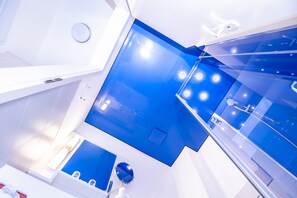 Quarto Duplo Básico | Casa de banho | Um polibã, um secador de cabelo, toalhas fornecidas