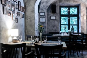 Almoços, jantares servidos, cozinha húngara, com vista para o jardim