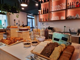 Café da manhã com buffet todos os dias mediante uma taxa