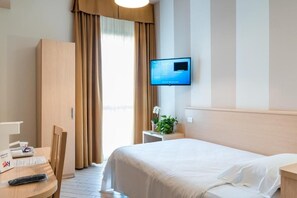 Quarto Económico (Small) | Minibar com produtos grátis, cofre no quarto, secretária 