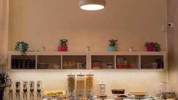 Pequeno-almoço tipo buffet diário (5 EUR por pessoa)