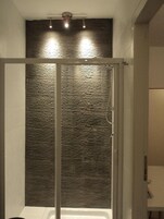 Artigos de higiene pessoal grátis, um secador de cabelo 