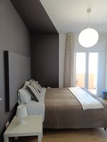Quarto casal, 1 quarto, sacada | Escrivaninha, ferros/tábuas de passar roupa, Wi-Fi de cortesia