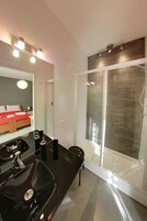 Quarto Duplo, 1 quarto, varanda | Casa de banho | Artigos de higiene pessoal grátis, um secador de cabelo 