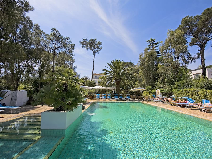 2 piscinas internas, piscina externa