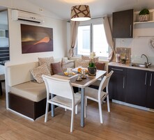 Casa Móvel (6 adults) | Cozinha privada | Um frigorífico/congelador grande, uma placa de cozinha 