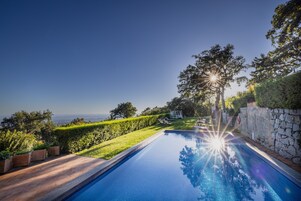 Piscina exterior, espreguiçadeiras