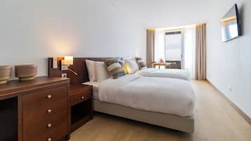 Quarto Triplo Vista Mar | Roupas de cama antialérgicas, cofres nos quartos, escrivaninha