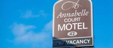 Placa de motel com o nome 'Annabelle Court Motel' e o número '42'.