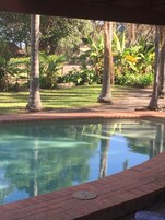 Piscina externa, espreguiçadeiras