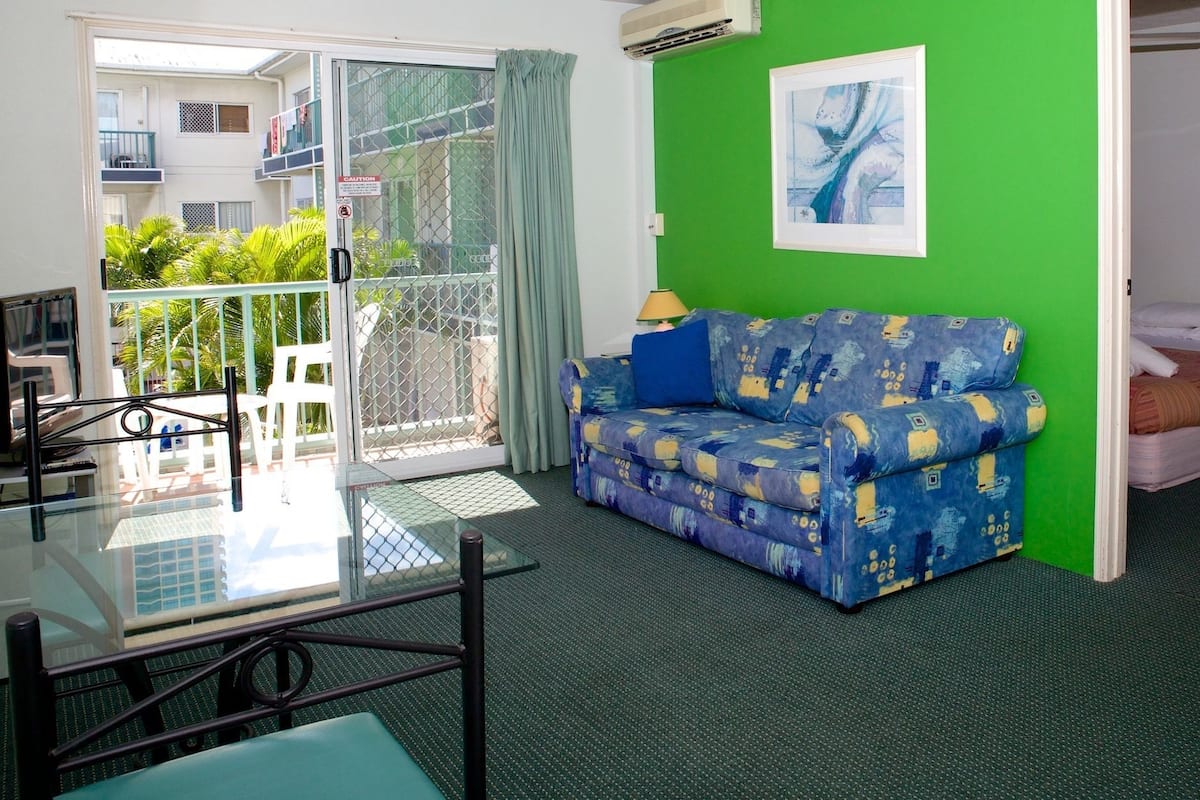 Apartamento, 1 quarto (No Aircon) | Área de estar | TV de tela plana