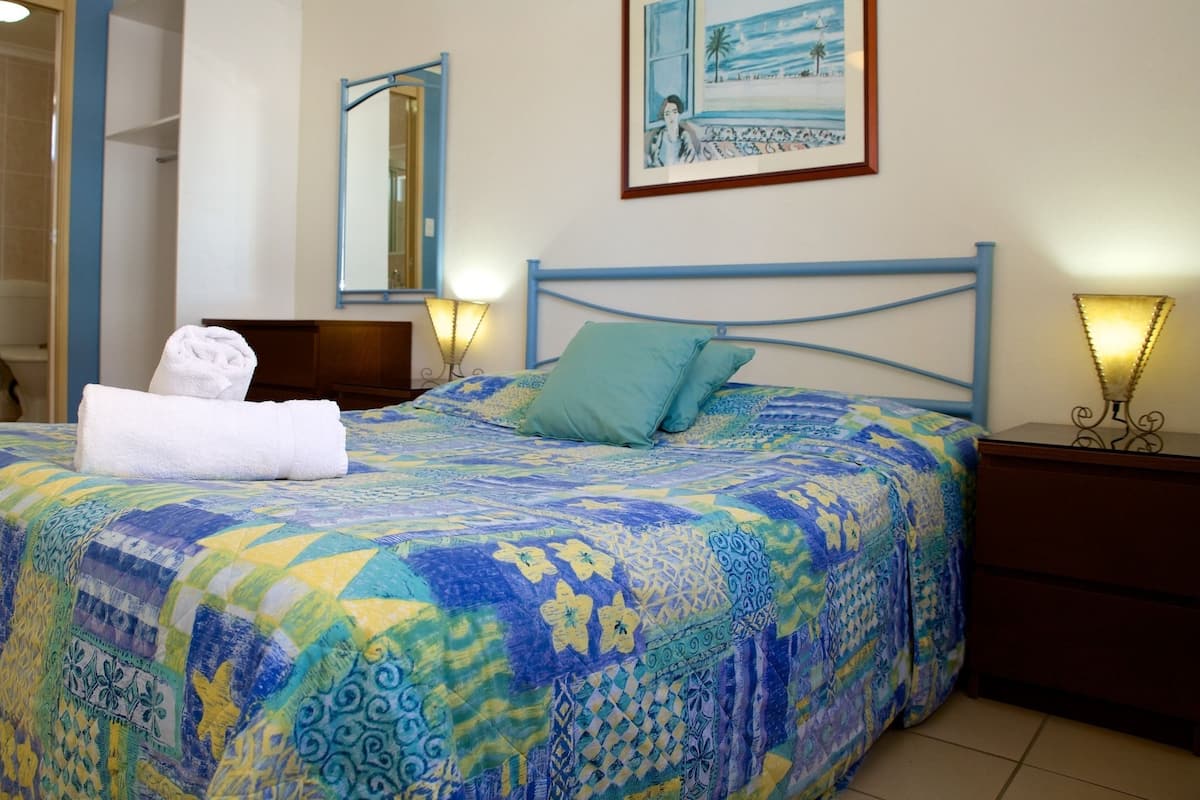 Apartamento, 2 quartos | 1 quarto, individualmente mobiliados, ferros/tábuas de passar roupa