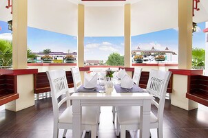 Pequenos-almoços, almoços, jantares servidos, cozinha internacional 