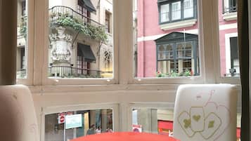 Quarto casal | Escrivaninha, cortinas blackout, quartos à prova de som
