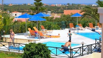 Piscina interior, piscina exterior, guarda-sóis, espreguiçadeiras