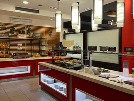 Café da manhã com buffet todos os dias (EUR 11.00 por pessoa) 