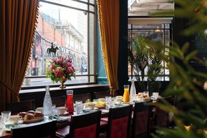 Pequenos-almoços, almoços e jantares servidos 