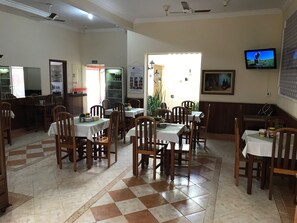 Café da manhã com buffet grátis todos os dias