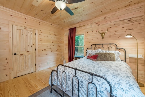 Entire Cabin- Newly Built (2021) Cozy Mountain Cabin W/ Starlink Wifi - Lake Lure, NC