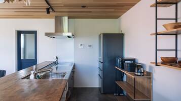 Villa de Luxo | Cozinha privada | Um frigorífico, um micro-ondas, uma placa de cozinha