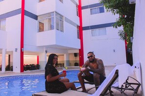 Piscina exterior, espreguiçadeiras