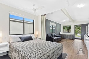 Cabana de Madeira Deluxe, 2 quartos (Studio) | Wi-fi grátis, com mobília individualizada, roupa de cama fornecida
