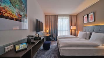Quarto casal conforto | Cofres nos quartos, escrivaninha, cortinas blackout
