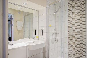 Quarto casal luxo, 1 cama de casal | Banheiro | Produtos de toalete grátis, toalhas de banho, shampoo, papel higiênico