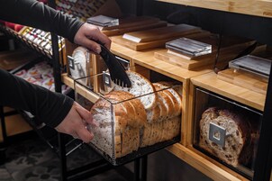 Um pão em exibição em uma vitrine de vidro.