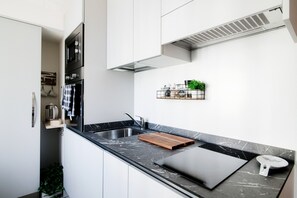Apartamento Cidade | Cozinha privada | Uma máquina de café expresso, uma chaleira elétrica 