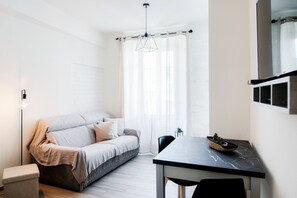 Apartamento Cidade | Sala de estar | Televisor de ecrã plano de 30 polegadas com canais digitais 