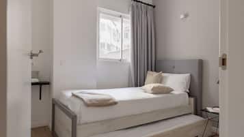 1 quarto, cofre no quarto, secretária